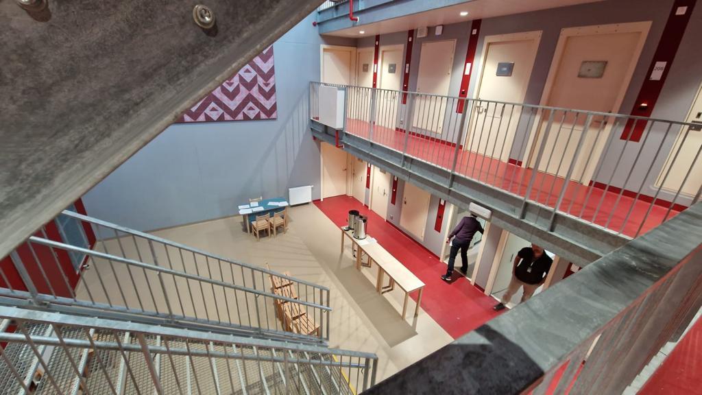 Commissie meldt grote gebreken in gevangenis Haren: cellen overstromen ...