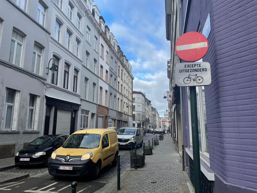 Smalle straten en dikke auto’s: 'Eis je plaats op als fietser' | BRUZZ