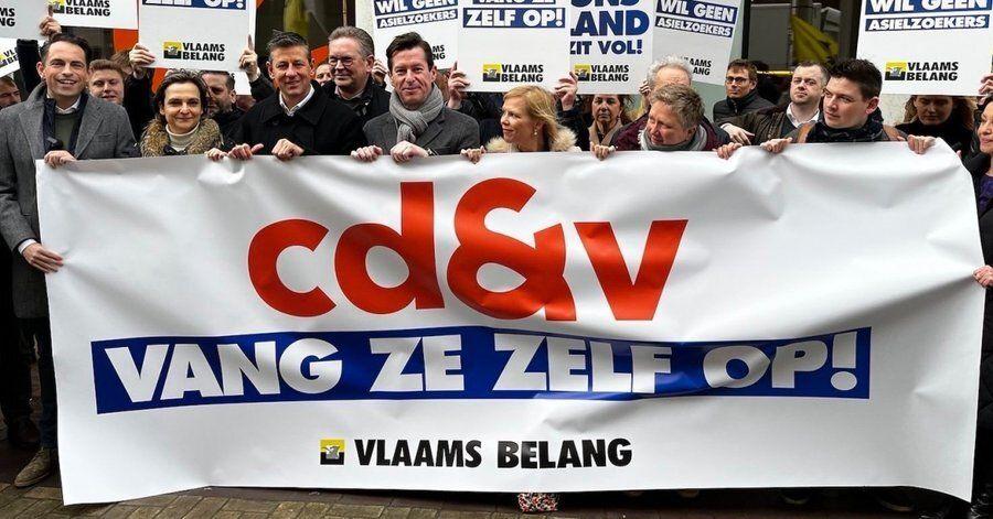 Vlaams Belang voert actie aan CD&V-hoofdkwartier | BRUZZ