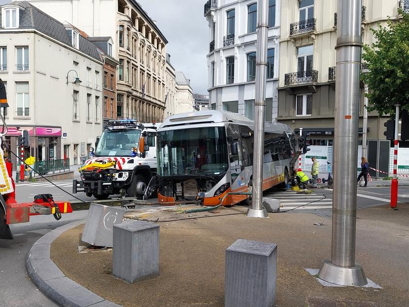 MIVB-bus rolt achteruit en botst tegen straatmeubilair: geen gewonden ...