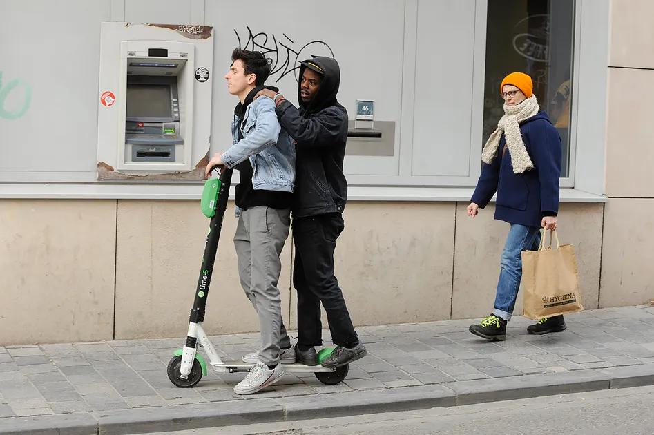 Helft van e-steppers rijdt weleens door rood licht of rijdt met twee op ...