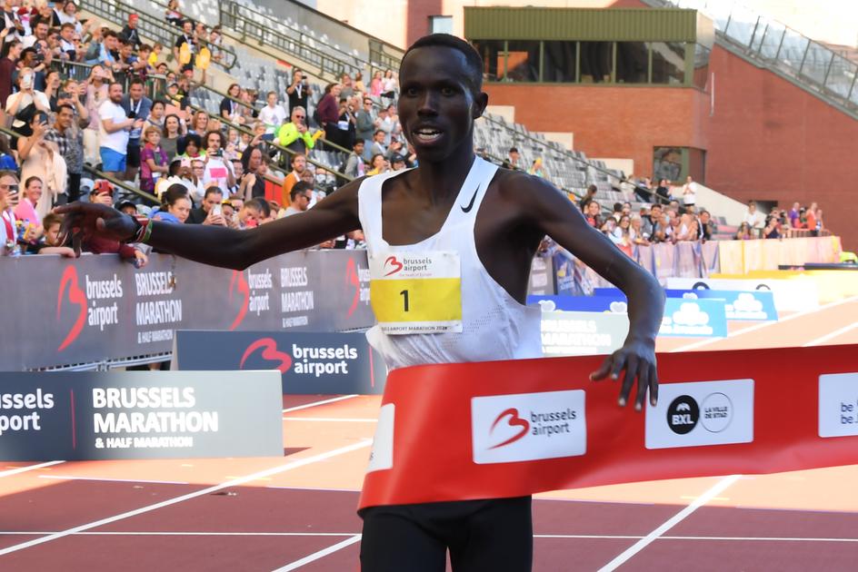 Keniaan Simon Kipkosgei en Britse Christa Cain winnen marathon van ...
