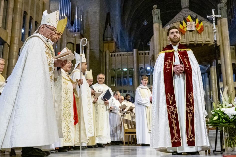 Gehuwde David Nas tot priester gewijd in basiliek van Koekelberg | BRUZZ