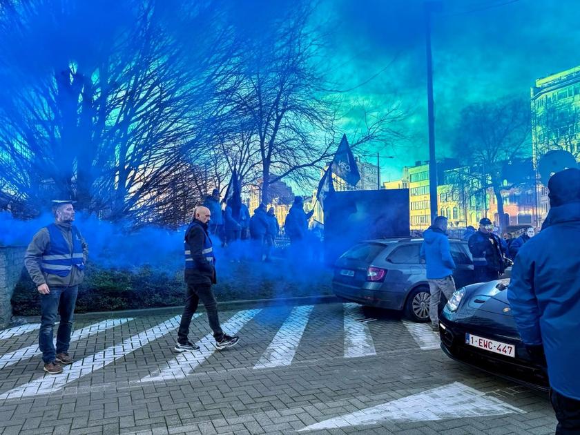 Politievakbond voert actie tegen besparingen: 'Politie is jarenlang mismeesterd' | BRUZZ