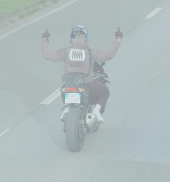 Hardrijder gevat die telkens middelvinger opstak naar flitstoestel | BRUZZ