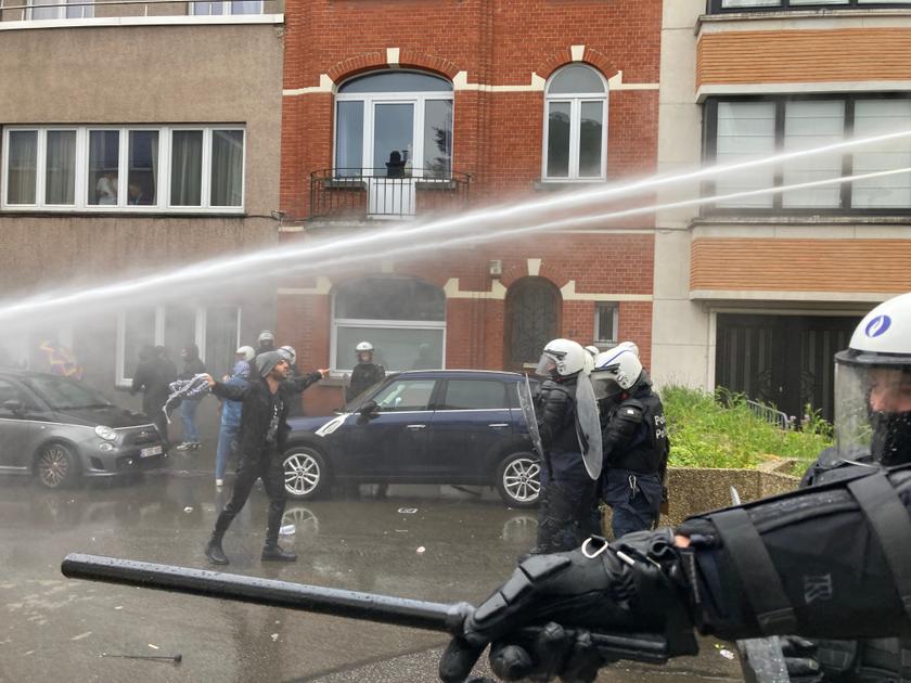 Politie zet waterkanon in bij pro-Palestijnse betoging aan Israëlische ...