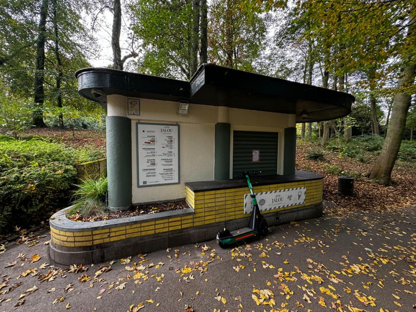 Gezien: ijskraam in Josaphatpark kan niet openen want rolluik zit vast ...