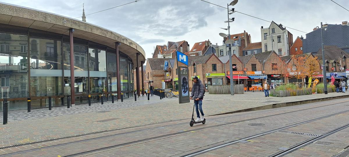 Schutter op step schiet man in zijn been aan metro Sint-Guido in ...