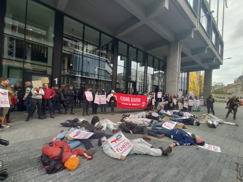 Code Rood manifesteert aan hoofdkantoor TotalEnergies | BRUZZ