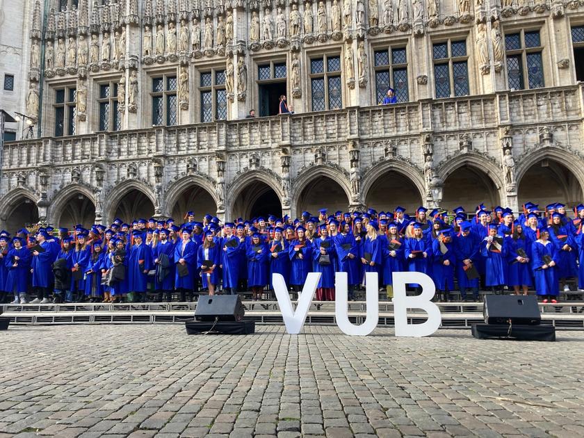VUB-studenten krijgen diploma op de Grote Markt: 'Ambassadeurs van de ...