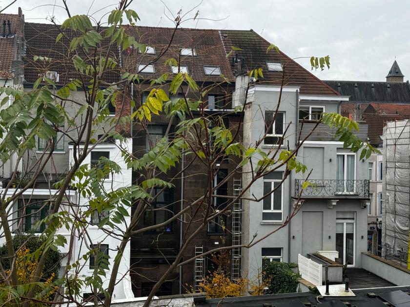 Man valt van noodladder, in zorgwekkende toestand naar ziekenhuis ...