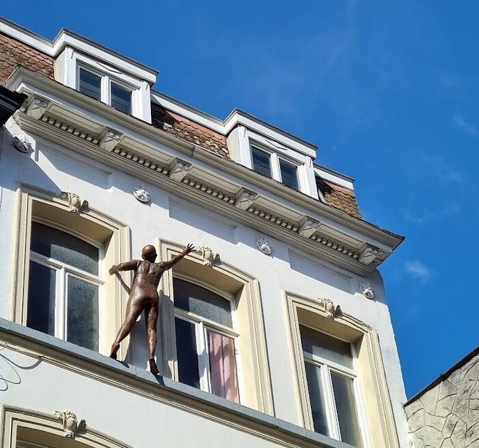 Gezocht: Brusselse gevels voor levensgrote sculpturen van Senne ...