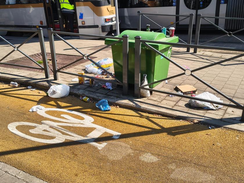 Wie moet afval aan tramhaltes opruimen? Brusselse overheden weten het ...