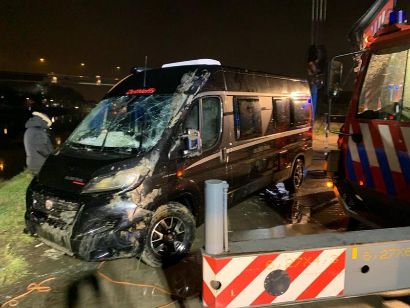 Handrem vergeten is niet zonder risico: mobilhome belandt in kanaal in ...