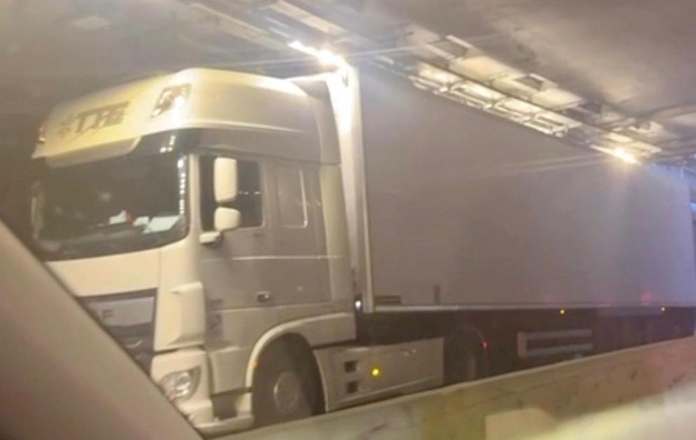Vrachtwagen rijdt zich klem in Kruidtuintunnel, file-ellende op Kleine ...