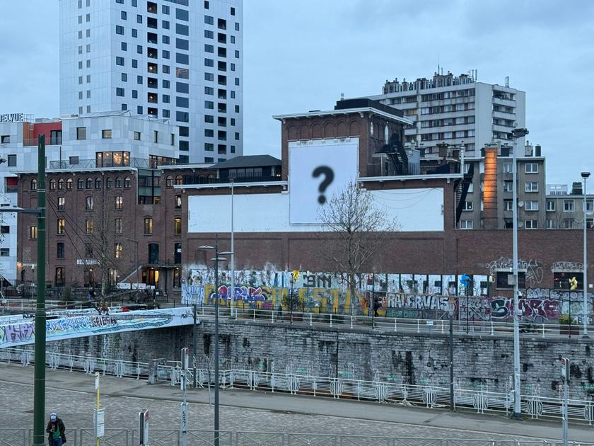 Gezien: groot vraagteken vervangt MIMA-logo langs de Henegouwenkaai | BRUZZ