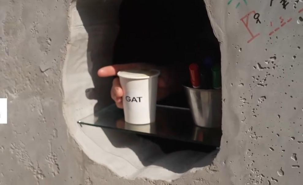 Nieuwe bar serveert koffie uit gat in de muur: 'Je moet creatief zijn ...