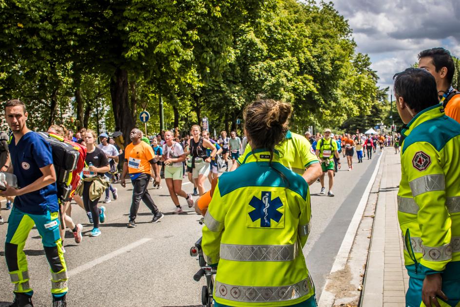 20 km door Brussel: Rode Kruis verzorgt meer dan 400 mensen, zestien ...