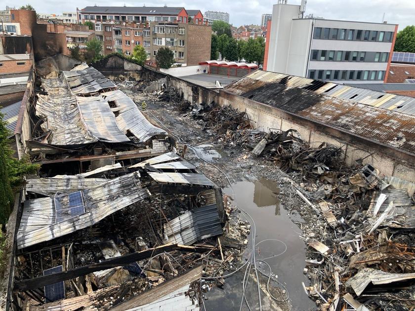 Zware geuroverlast na brand in Anderlechtse loods: eigenaar moet ...