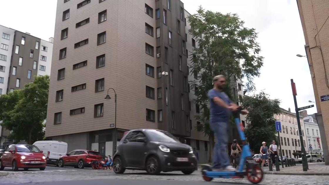 Jongeren helpen oude bewoners in appartementsblok met defecte lift | BRUZZ