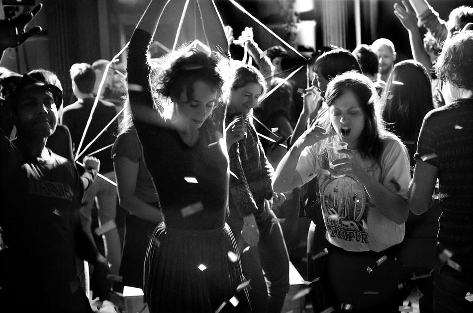 Film: Charlie & Hannah gaan uit | BRUZZ