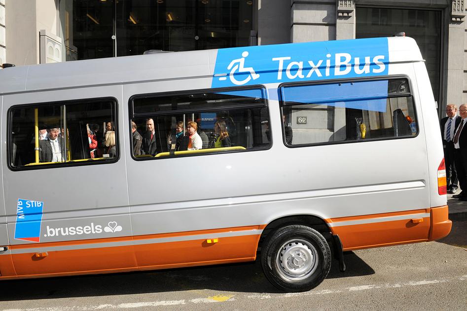 Taxibus voor gehandicapten rijdt nu ook op zon- en feestdagen | BRUZZ