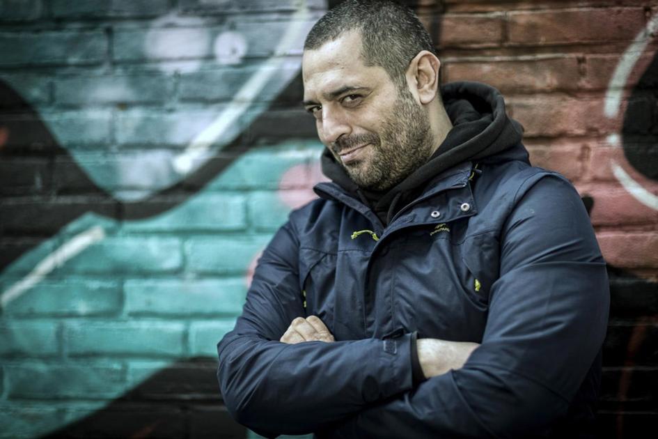 Erhan Demirci speelt een stoer klein konijntje | BRUZZ