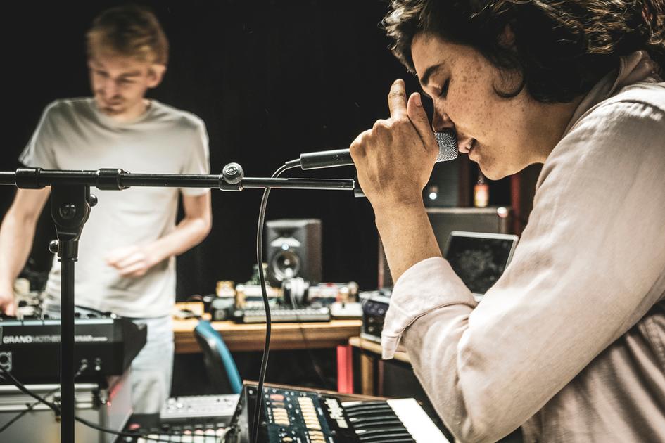 Aili speelt voor een levend publiek: 'Ik denk dat ik emotioneel ga ...