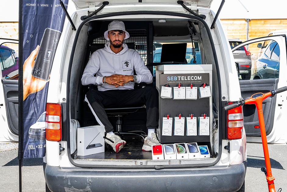 Mohamed Sebbarh reanimeert uw smartphone: ‘Alle jonge gasten kennen Seb ...