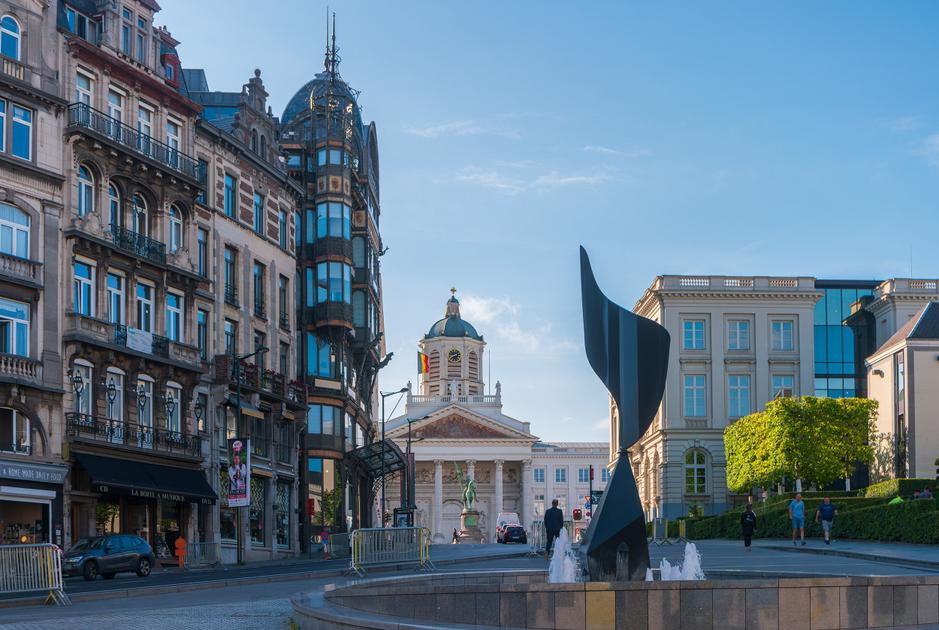 BIG CITY. Cadeau van de Amerikanen staat te pronken aan trappen van de ...