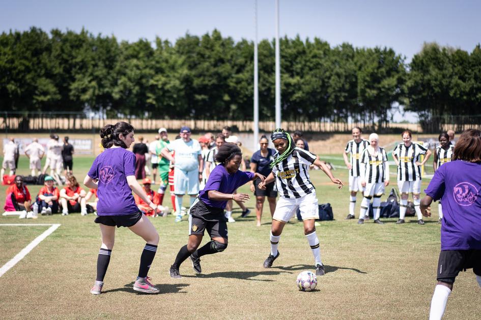 Waka-up zoekt speelsters in opvanghuizen: ‘Voetbal heeft me gered’ | BRUZZ