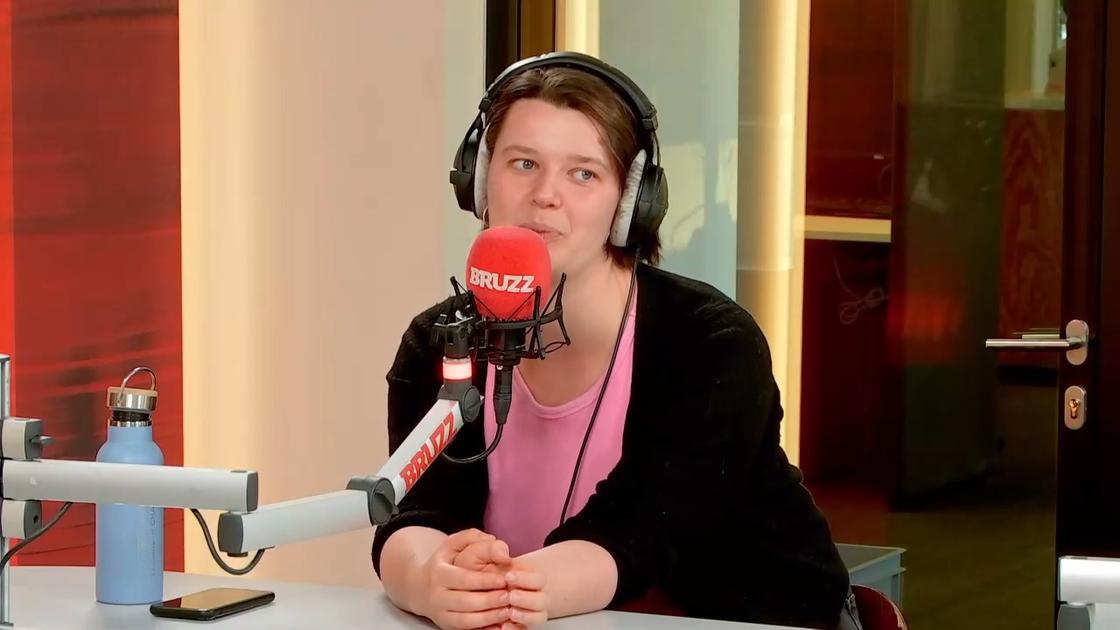 Sopraan Lisa Willems zingt zondag op dak van de BRUZZ-bus | BRUZZ