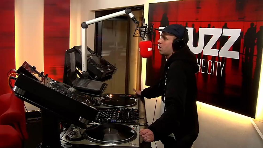 Dj Vega gaat aan het scratchen in de BRUZZ-studio | BRUZZ