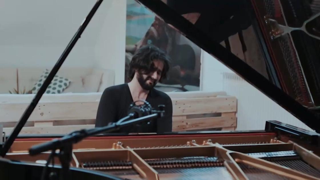 Musicus Julien Brocal: 'Uit de coronacrisis kwam nieuw levenslicht' | BRUZZ