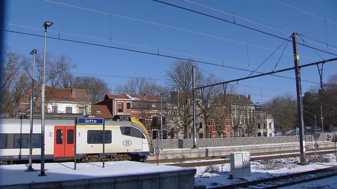 Sluiting stationsloketten verdeelt meningen tussen jong en oud in Jette | BRUZZ