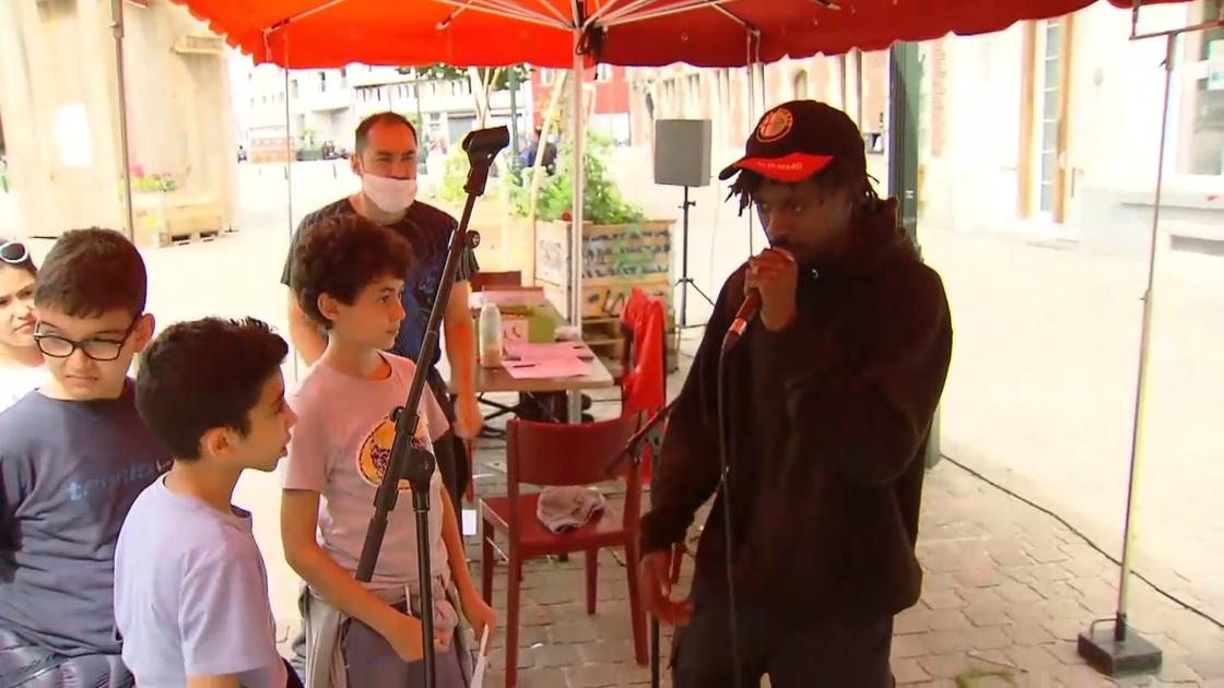 Kinderen leren rappen op Bronks Plein Air: 'Soms loog ik een beetje in ...