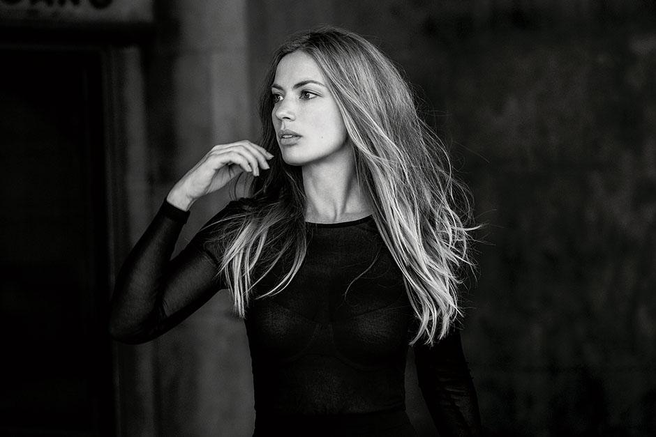 Elise Caluwaerts tast in het duister op Nightfall | BRUZZ