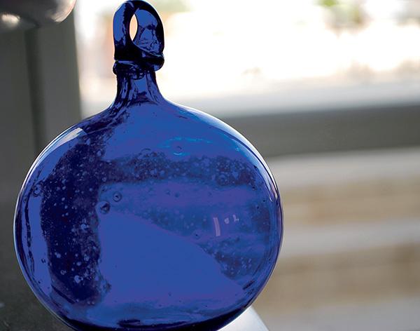 Disarming design: Kerstballen uit Bethlehem | BRUZZ