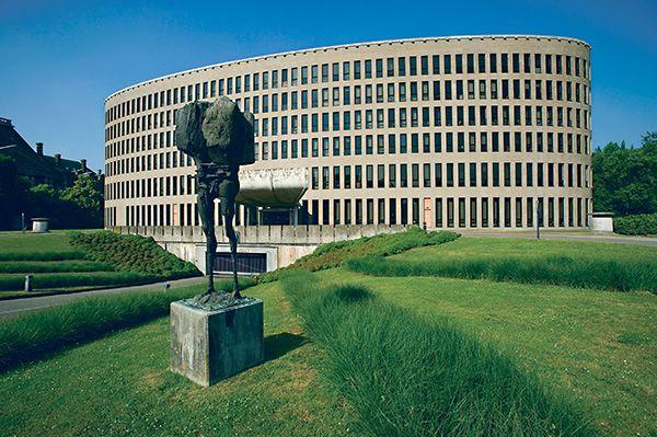VUB trekt personeelsbesparing op gang: één ontslag en kader voor ...