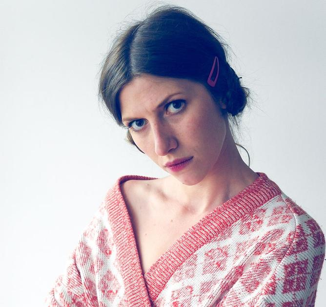 New Zealand singer Aldous Harding at Feeërieën | BRUZZ