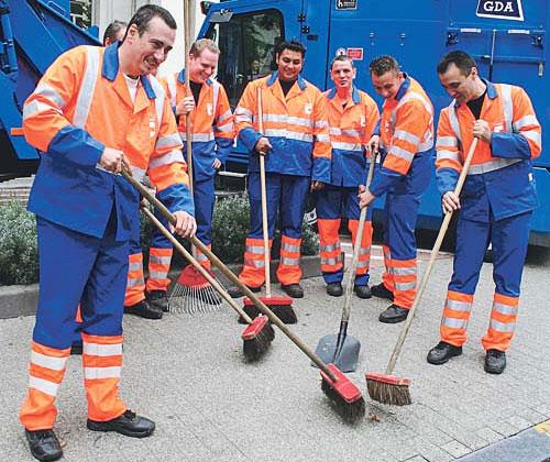 Straatvegers poetsen Evere voortaan zeven dagen op zeven | BRUZZ