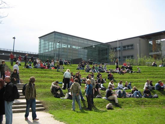 VUB-campus Elsene tijdelijk deels ontruimd wegens chemische geur | BRUZZ