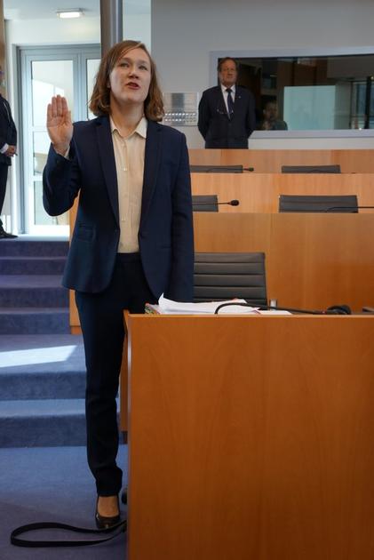 Hannelore Goeman legt eed af in Brussels Parlement | BRUZZ