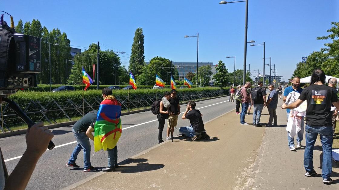 Enkele tientallen vredesactivisten wachten Trump op aan NAVO | BRUZZ