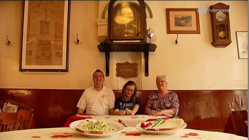 Julien Vrebos eet 'vijf generaties'-platte kaas te Beersel | BRUZZ