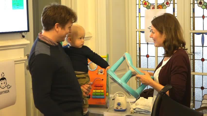 Babyspullen lenen uit de eerste ‘babytheek’ van België | BRUZZ
