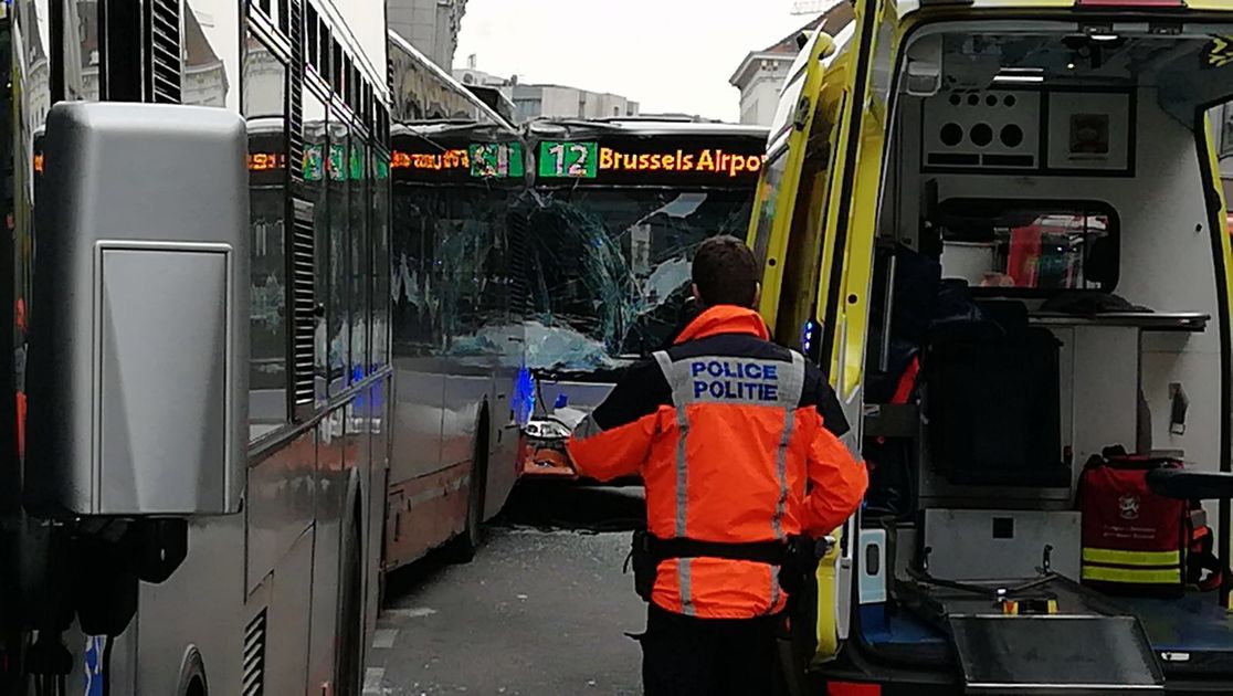 Ongeval met drie MIVB-bussen aan Luxemburgplein | BRUZZ