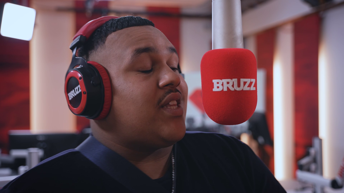 Dikke brengt 'Keys to the Benz' live | BRUZZ