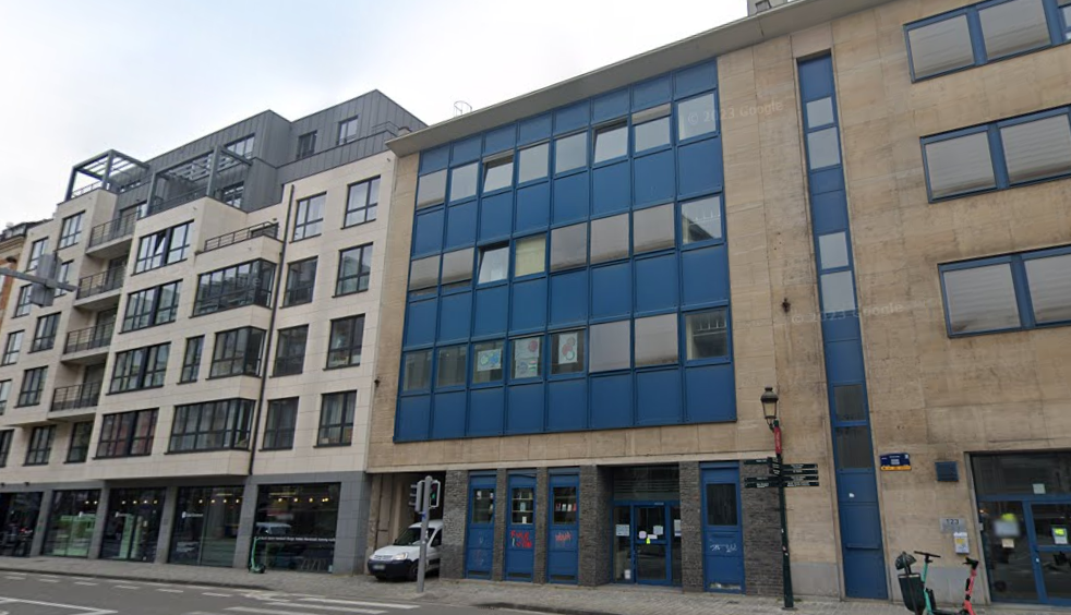 Tientallen mensen in moeilijkheden betrekken nieuw kraakpand in Elsene ...