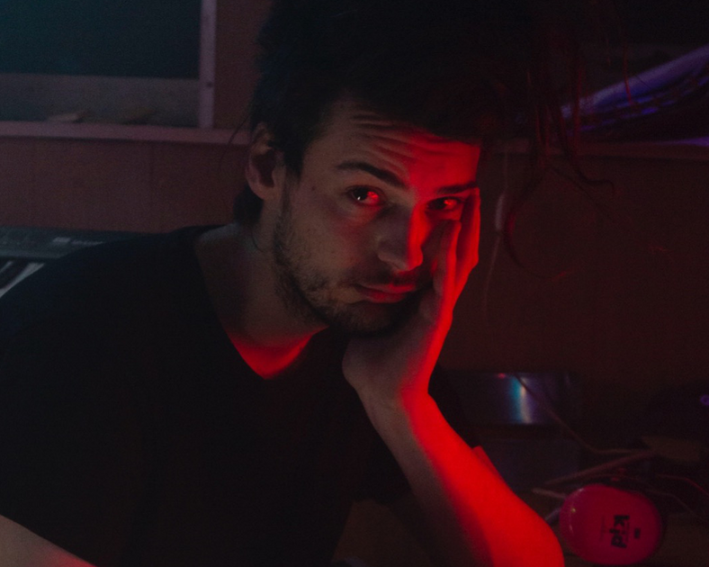 Producer Épong over nieuw album: 'Hielp me door zware periode' | BRUZZ